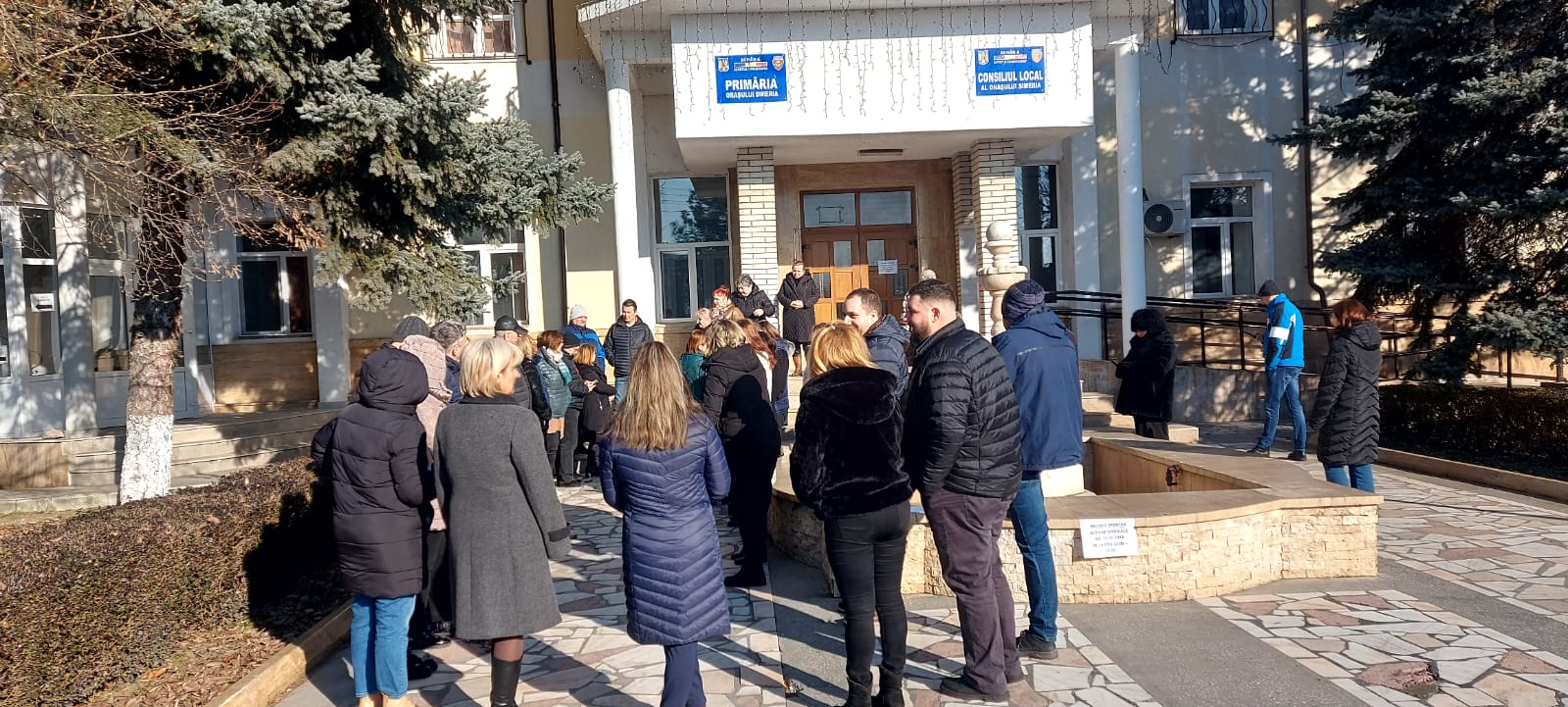 Protest spontan la Primăria Simeria din cauza atitudinii primarului ...